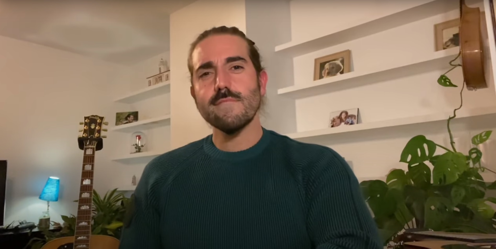 Andrés Suárez se aleja de los escenario - Histéricas Grabaciones